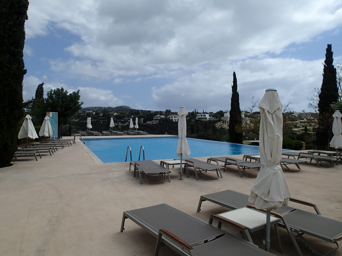 TUI BLUE Sensatori Atlantica Aphrodite Hills - Activity Pool | AccessAble