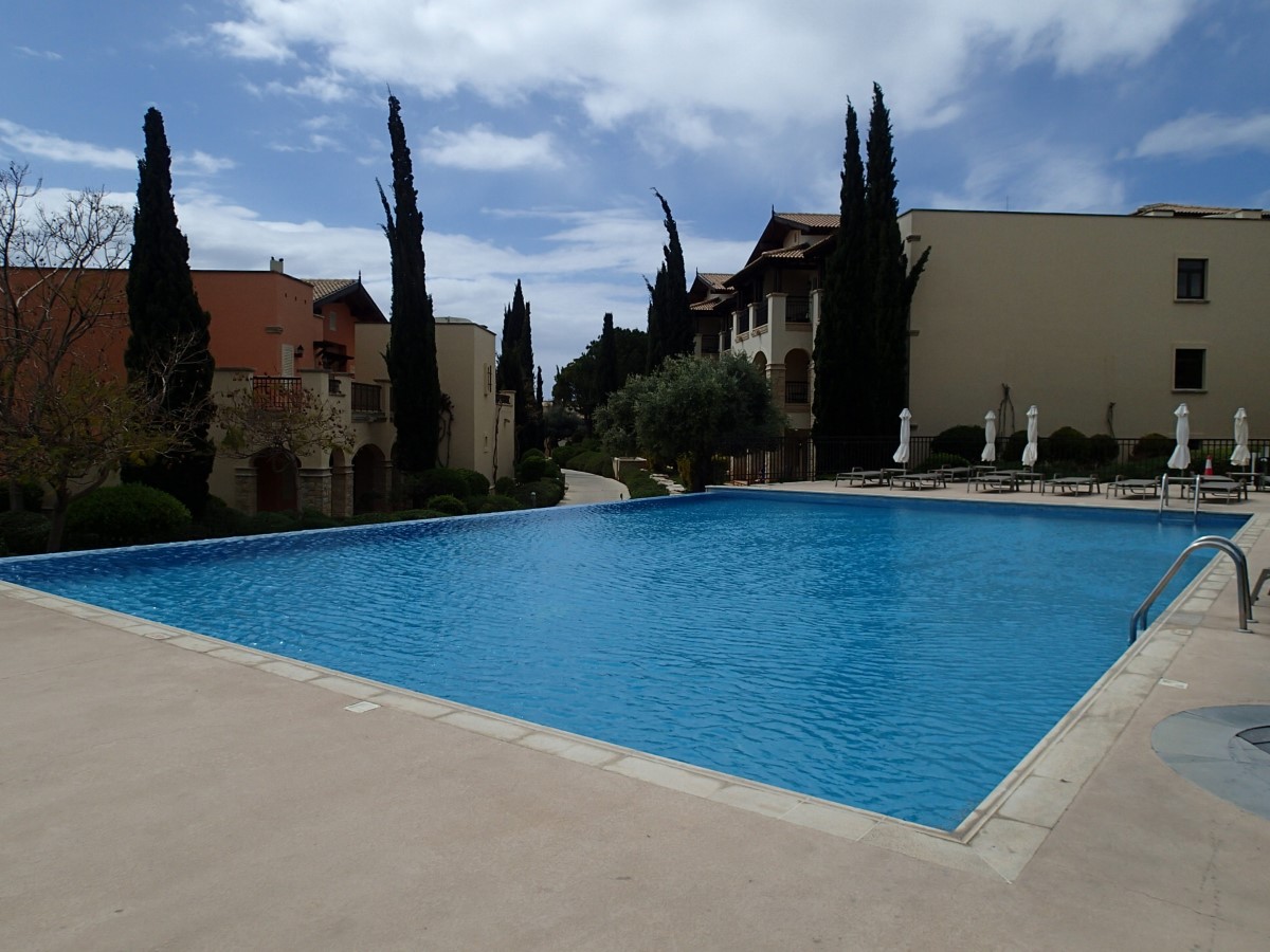 TUI BLUE Sensatori Atlantica Aphrodite Hills - Activity Pool | AccessAble