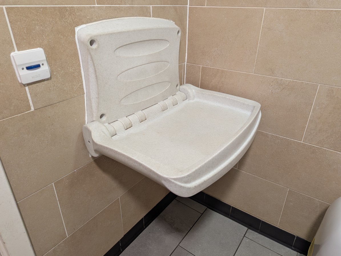 M25 - Cobham Services - EXTRA - Accessible Toilet (Left Hand Transfer ...