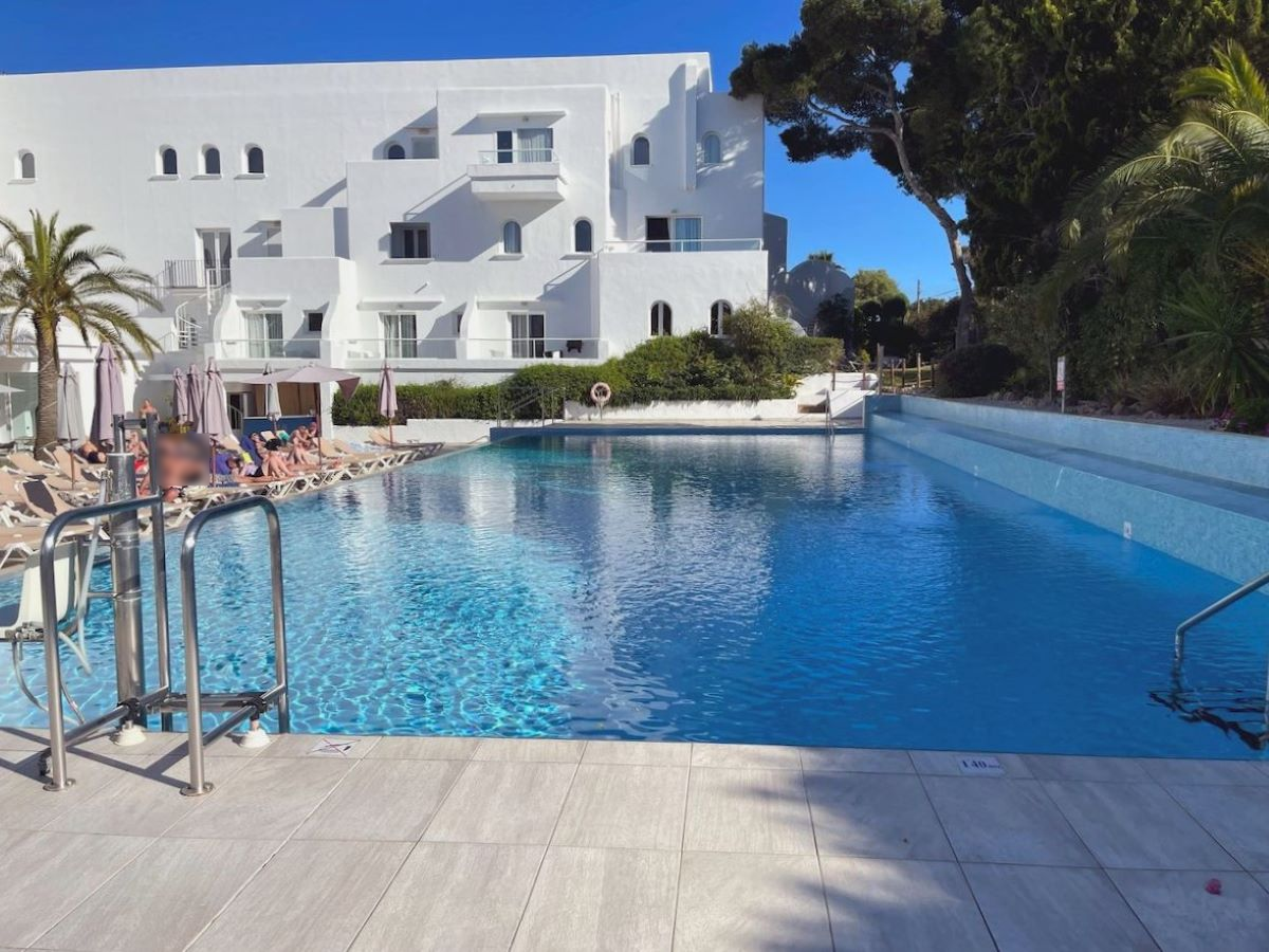 TUI BLUE Rocador - Swimming Pools | AccessAble