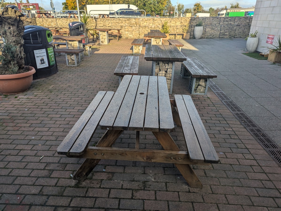 M5 - Strensham Services - Southbound - Roadchef | AccessAble