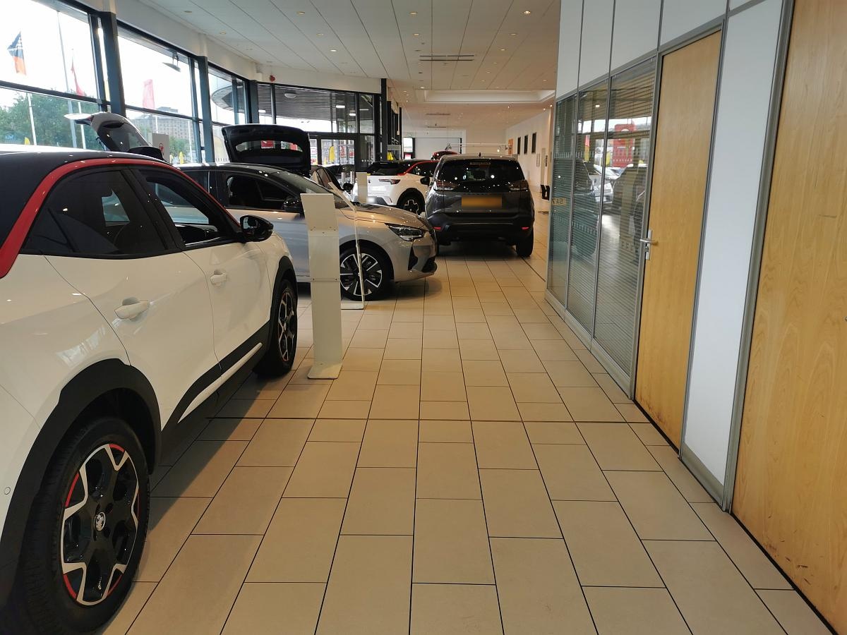 Arnold Clark Glasgow Garscube Road Vauxhall | AccessAble