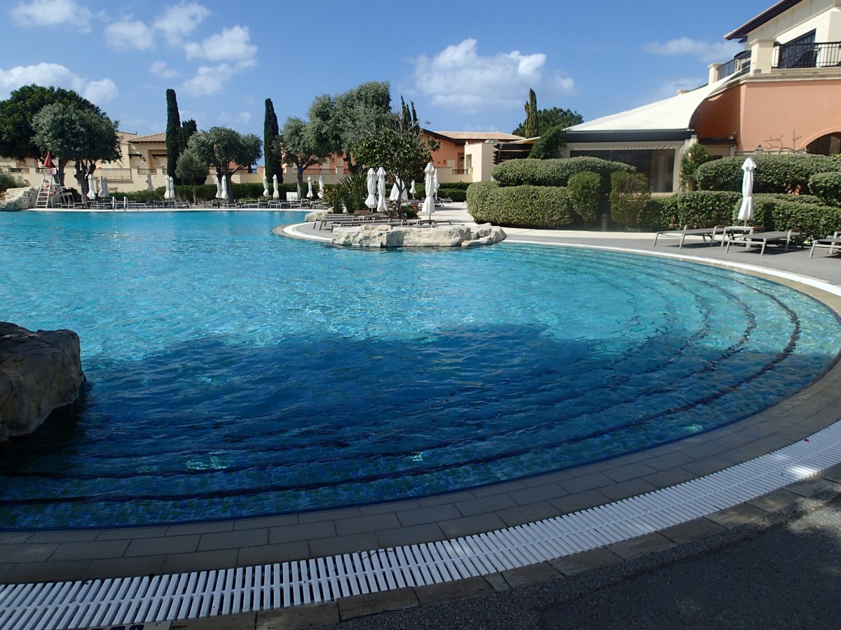 TUI BLUE Sensatori Atlantica Aphrodite Hills - Main Pool | AccessAble