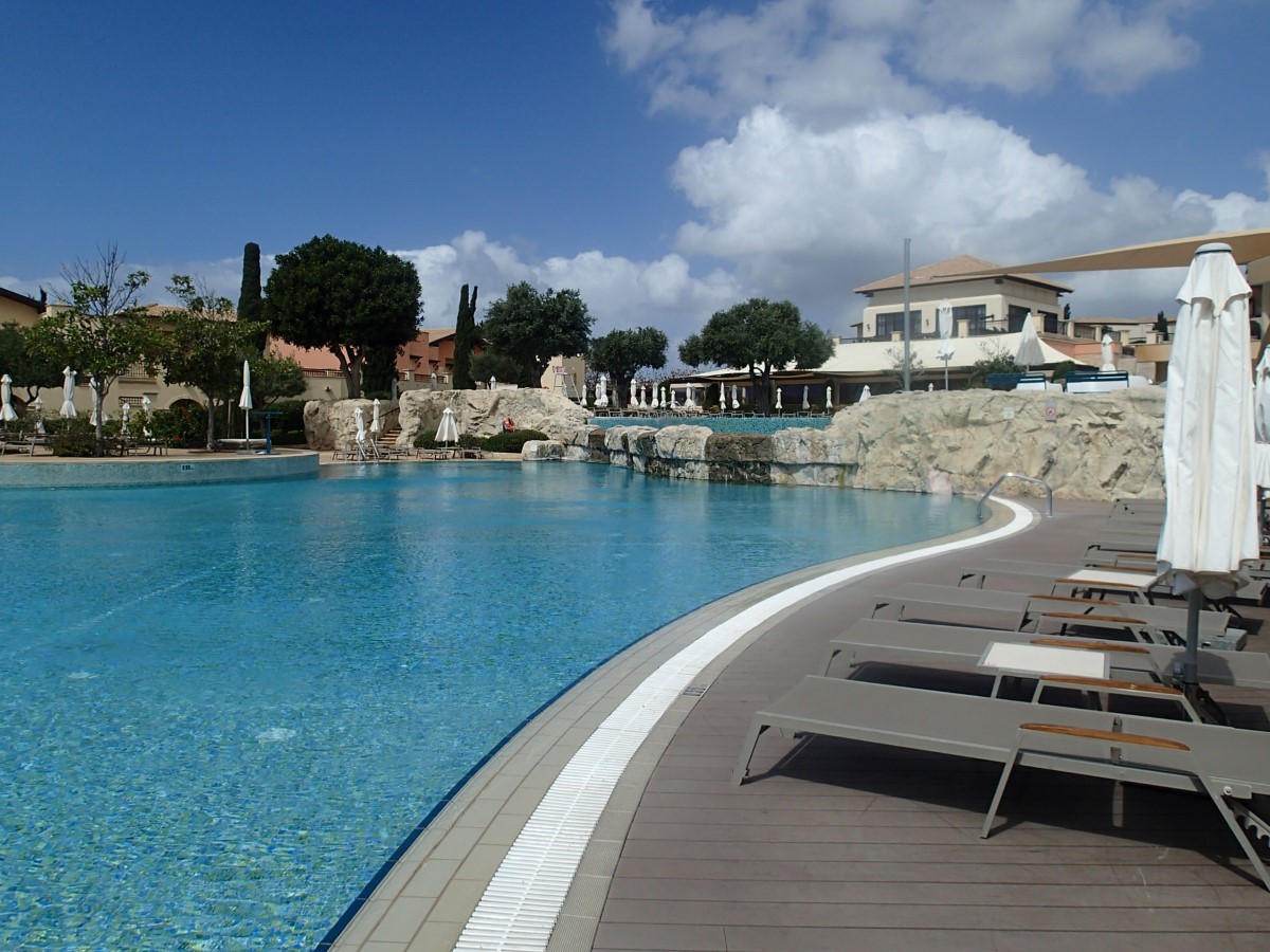 TUI BLUE Sensatori Atlantica Aphrodite Hills - Main Pool | AccessAble