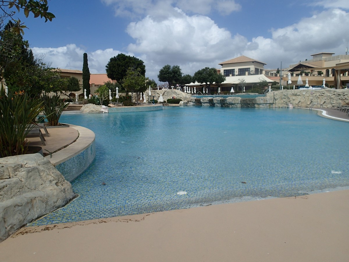 TUI BLUE Sensatori Atlantica Aphrodite Hills - Main Pool | AccessAble