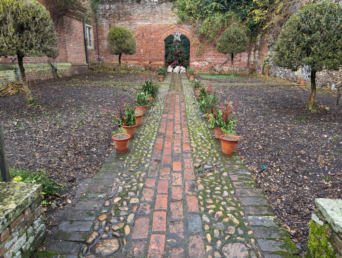 Greys Court - Walled Gardens | AccessAble