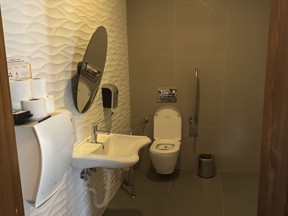 TUI MAGIC LIFE Jacaranda - Toilets with Adaptations for Disabled People ...