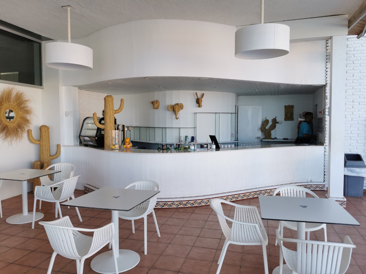 TUI BLUE Riviera - Pool Bar | AccessAble