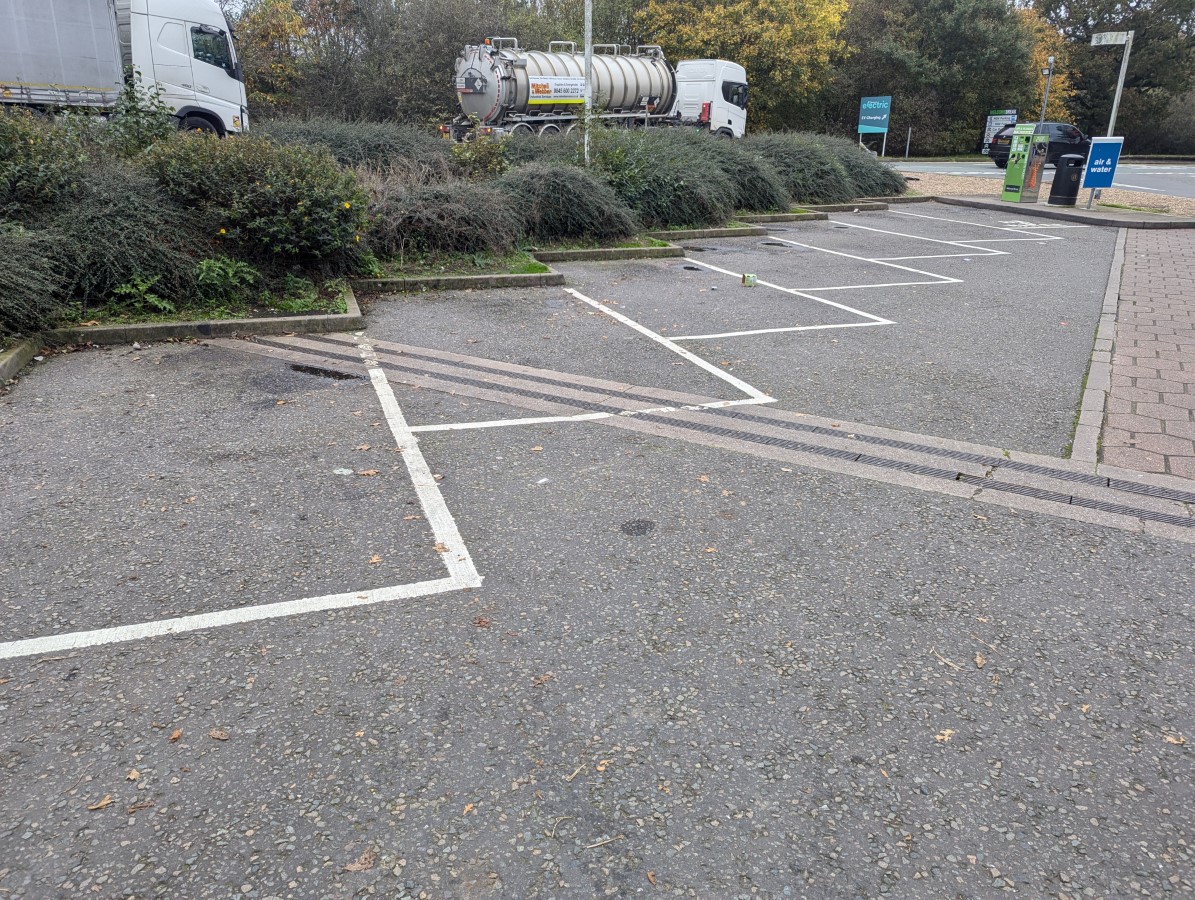 Welcome Break Petrol Station - M42 - Hopwood Park Services - Welcome ...