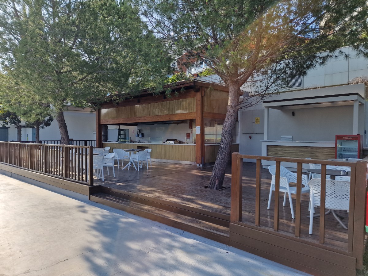 Hotel Baia Lara - Aqua Shack and Bar | AccessAble