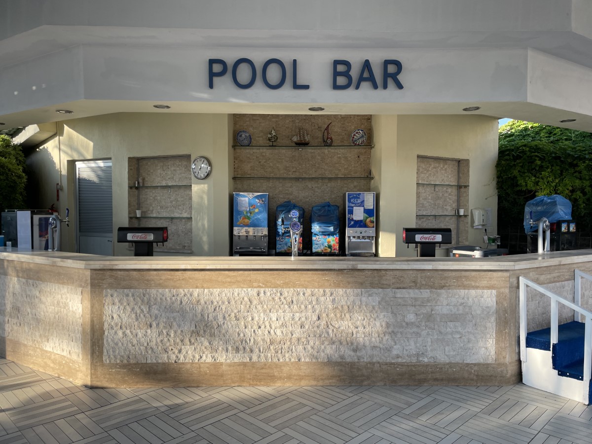 TUI BLUE Tropical - Pool Bar | AccessAble
