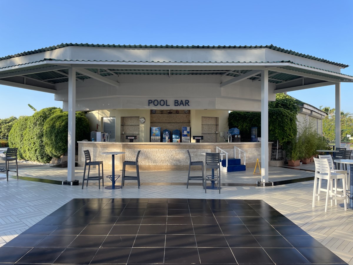 TUI BLUE Tropical - Pool Bar | AccessAble