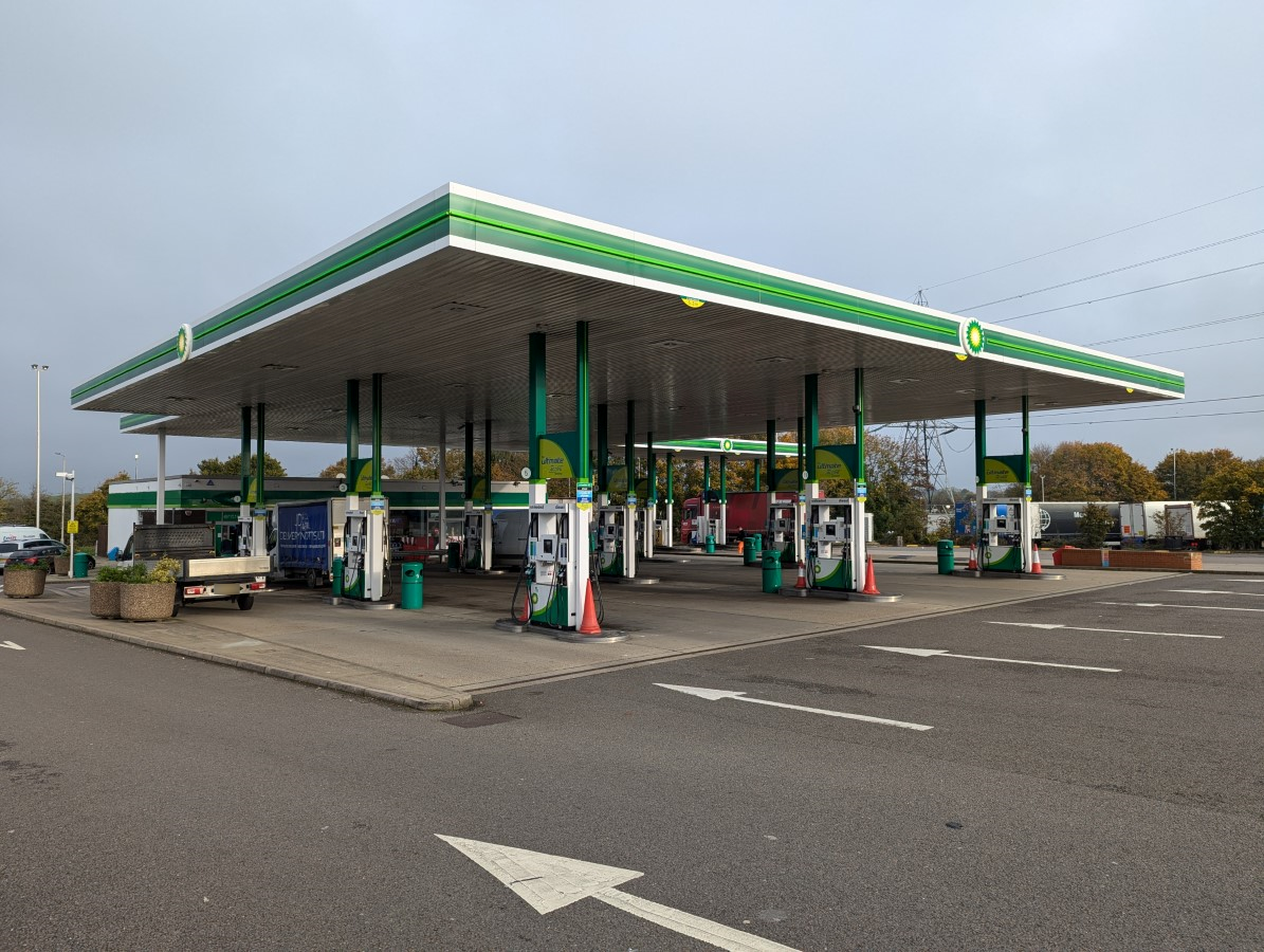 BP Petrol Station - M1 - Toddington Services - Southbound - Moto ...
