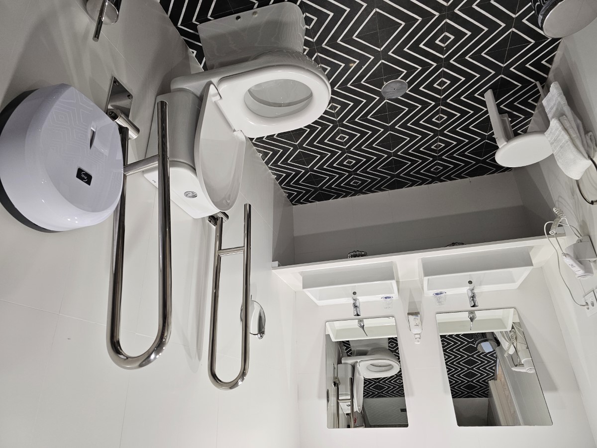Hotel Flamingo Oasis - Room with Step-Free Shower | AccessAble
