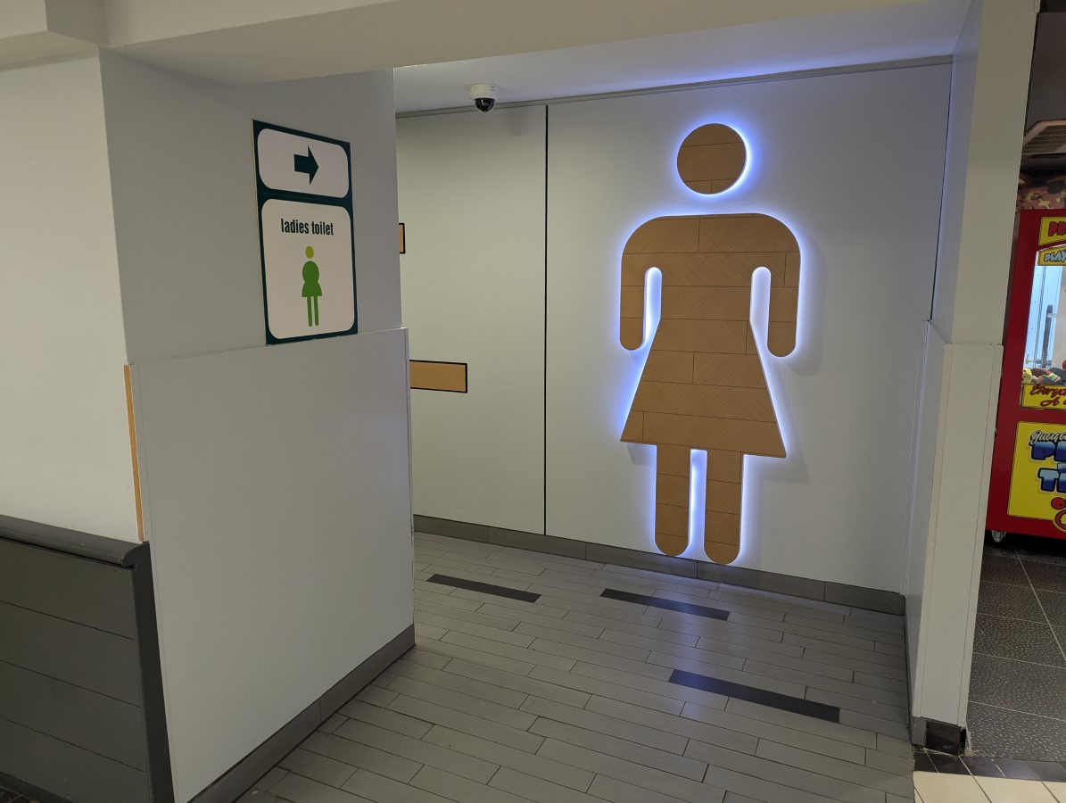 M4 - Membury Services - Westbound - Welcome Break Toilet Facilities ...