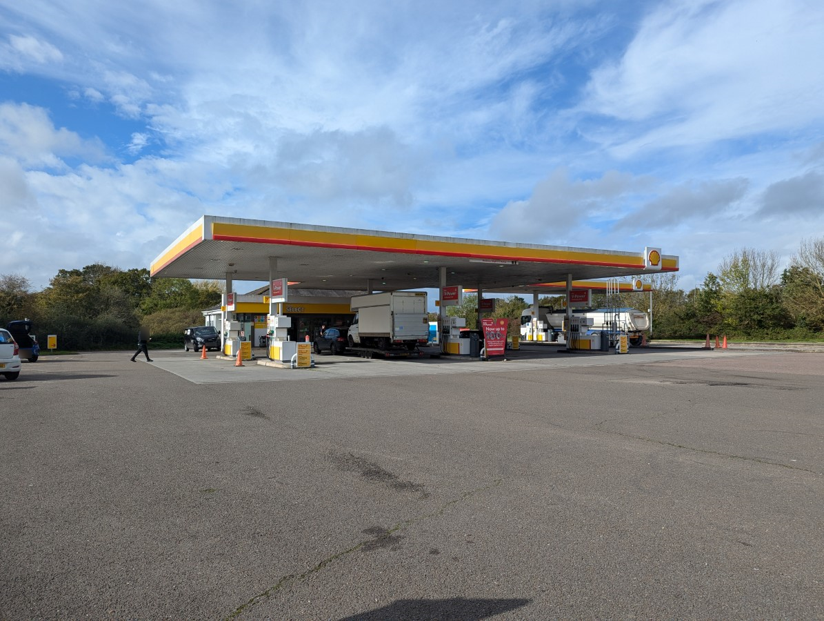 Shell Petrol Station - M5 - Taunton Deane Services - Southbound ...
