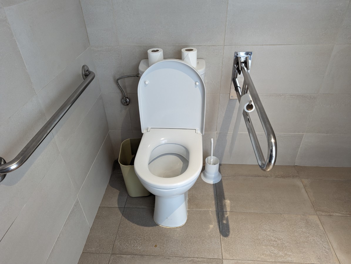 Hotel RIU Gran Canaria - Toilets with Adaptations for Disabled People ...