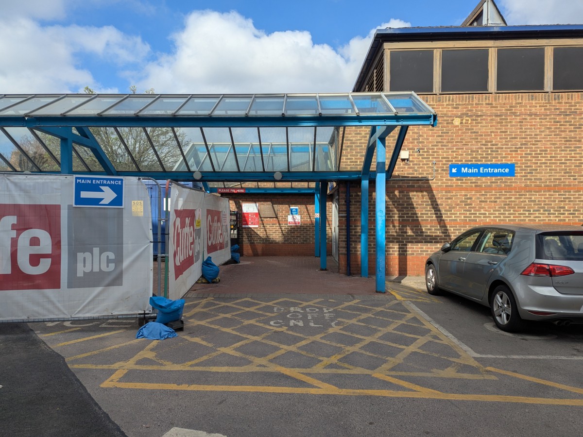 Mile End Hospital - Entrances | AccessAble