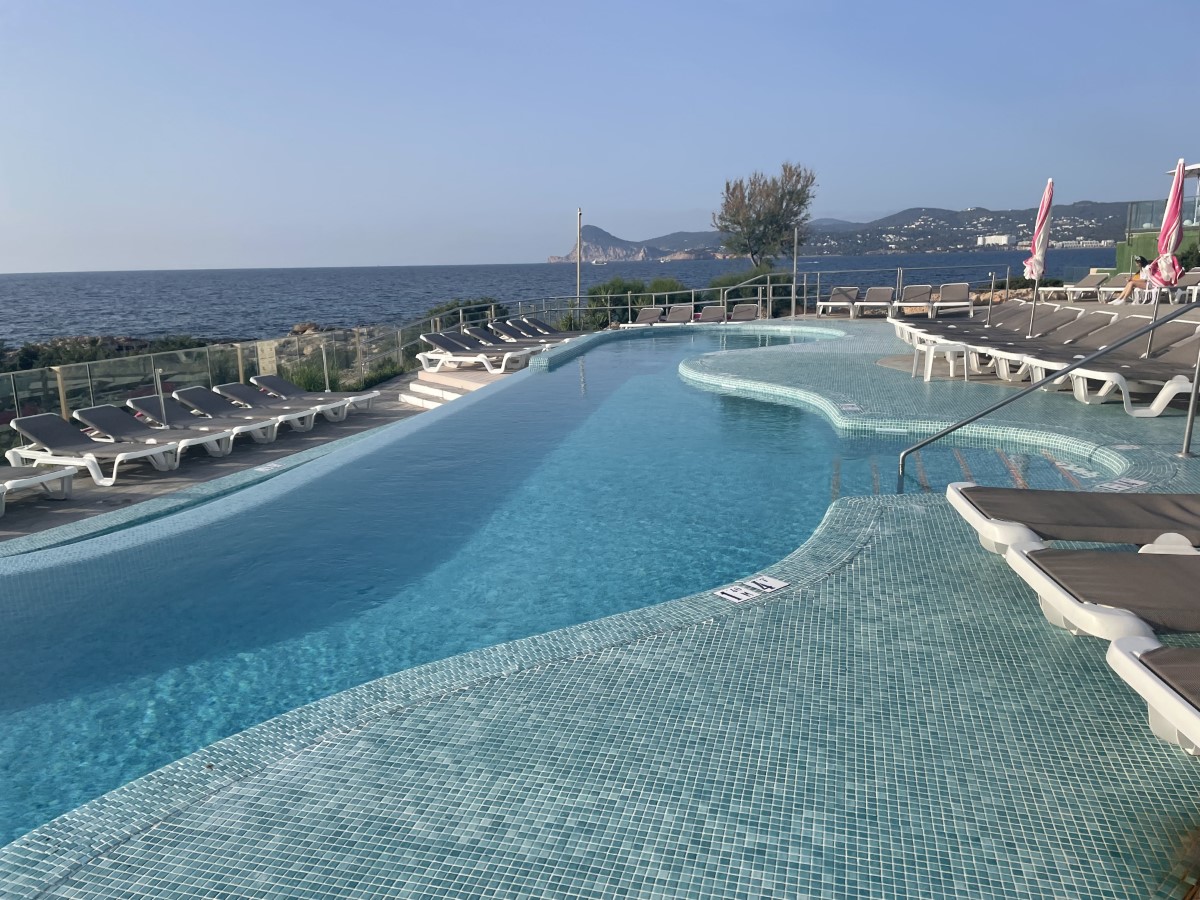 Holiday Village Seaview Ibiza - Infinity Pool | AccessAble