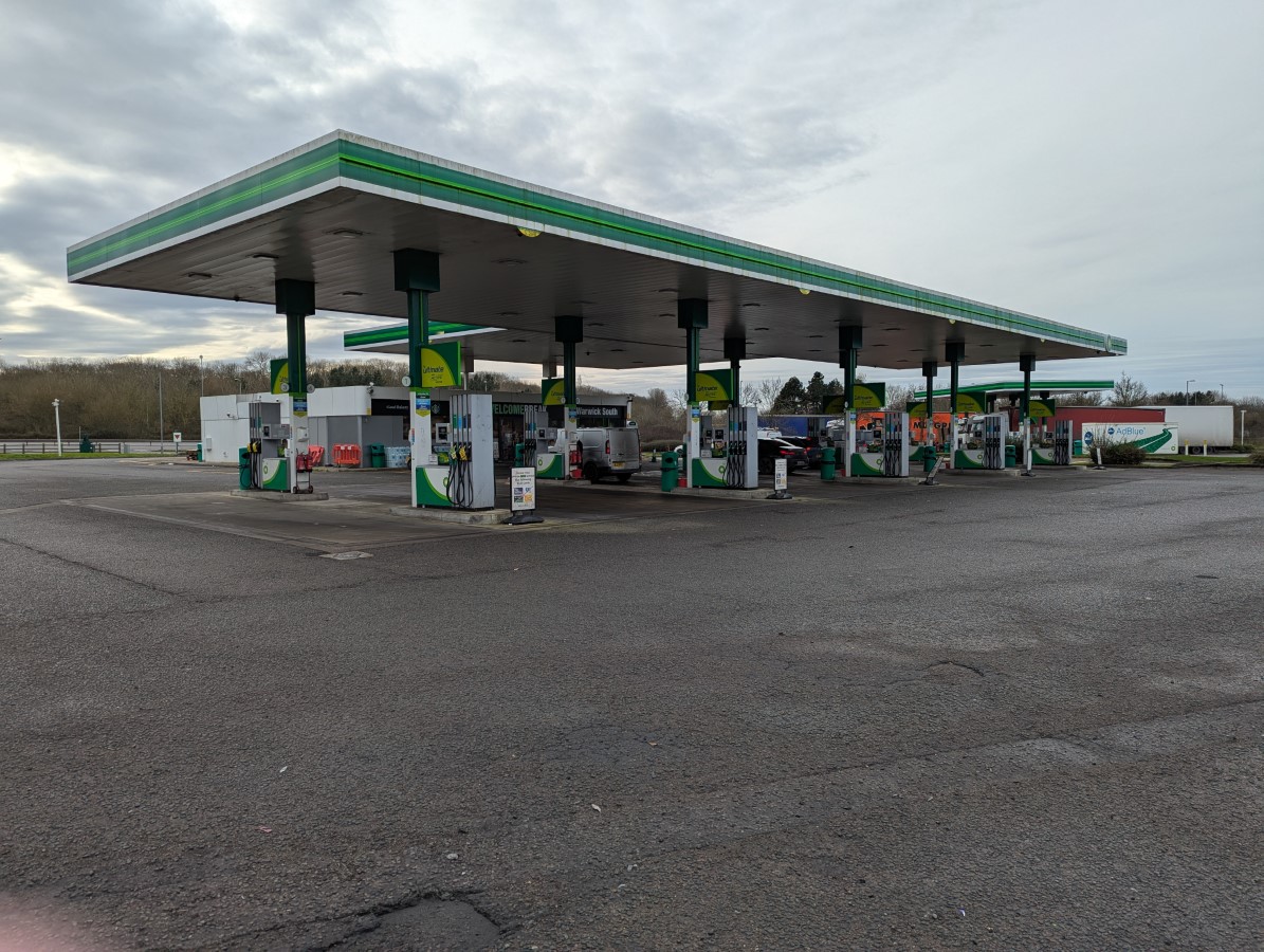 Welcome Break Petrol Station - M40 - Warwick Services - Southbound ...
