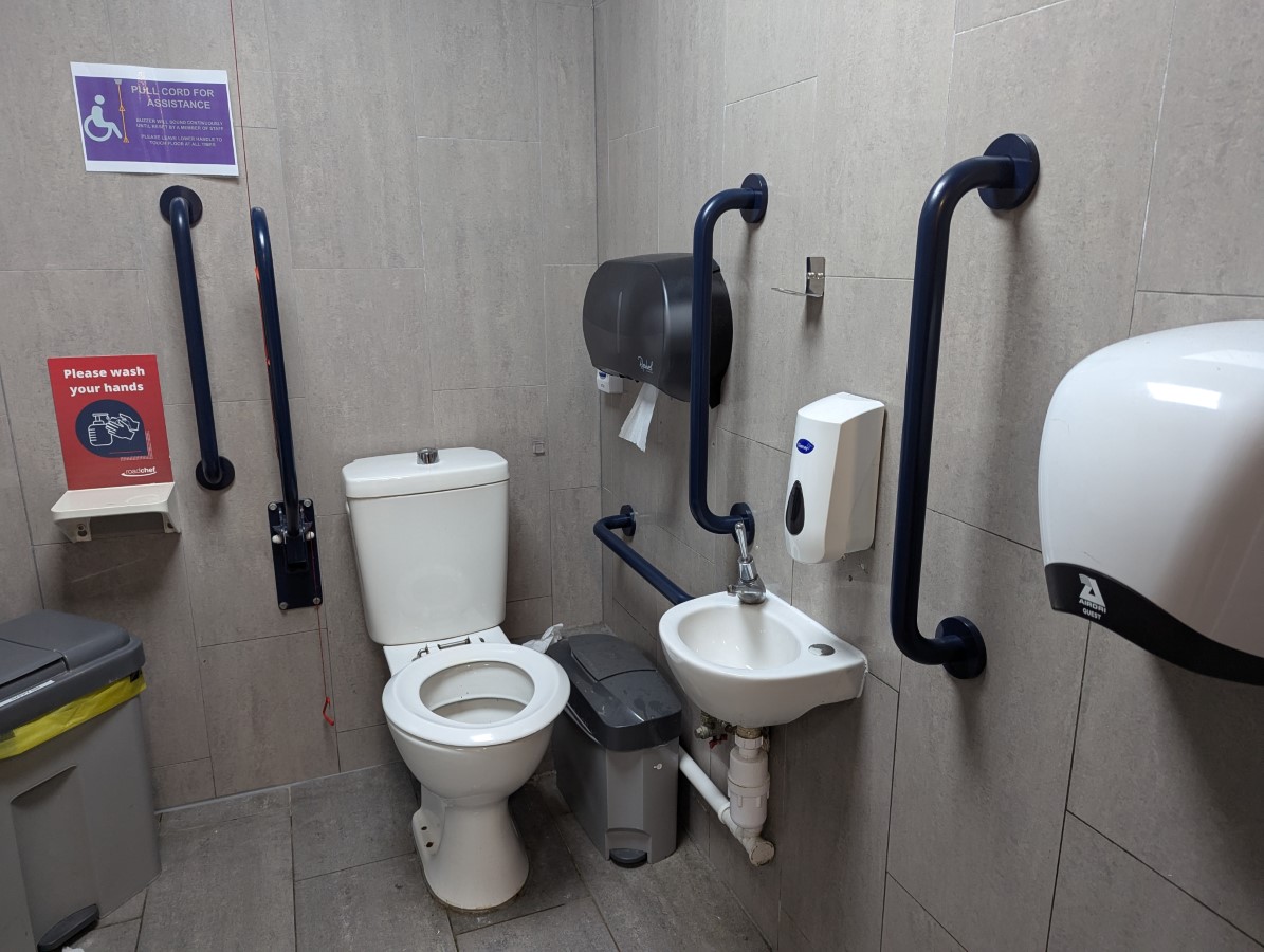 M5 - Sedgemoor Services - Southbound - Roadchef | AccessAble