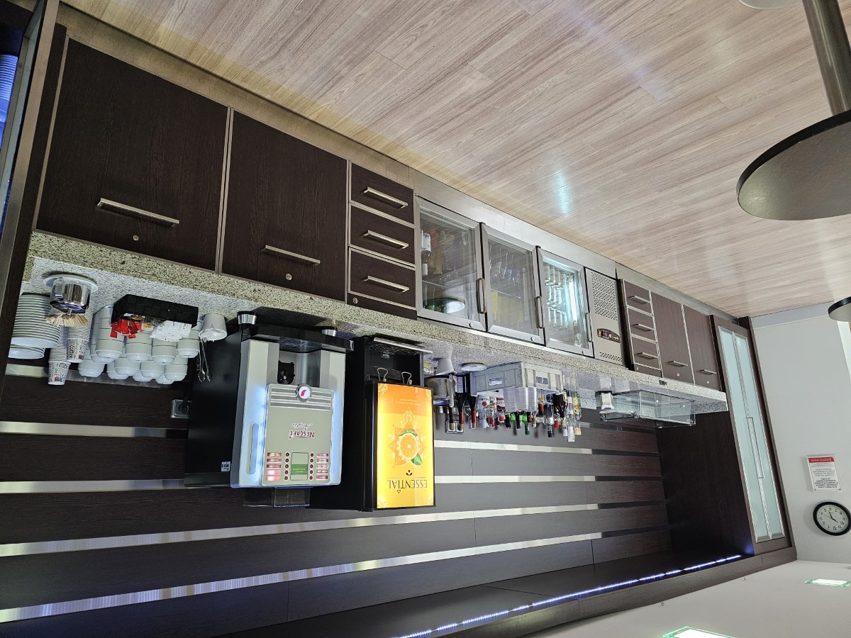 Hotel Flamingo Oasis - Clubhouse Lounge | AccessAble