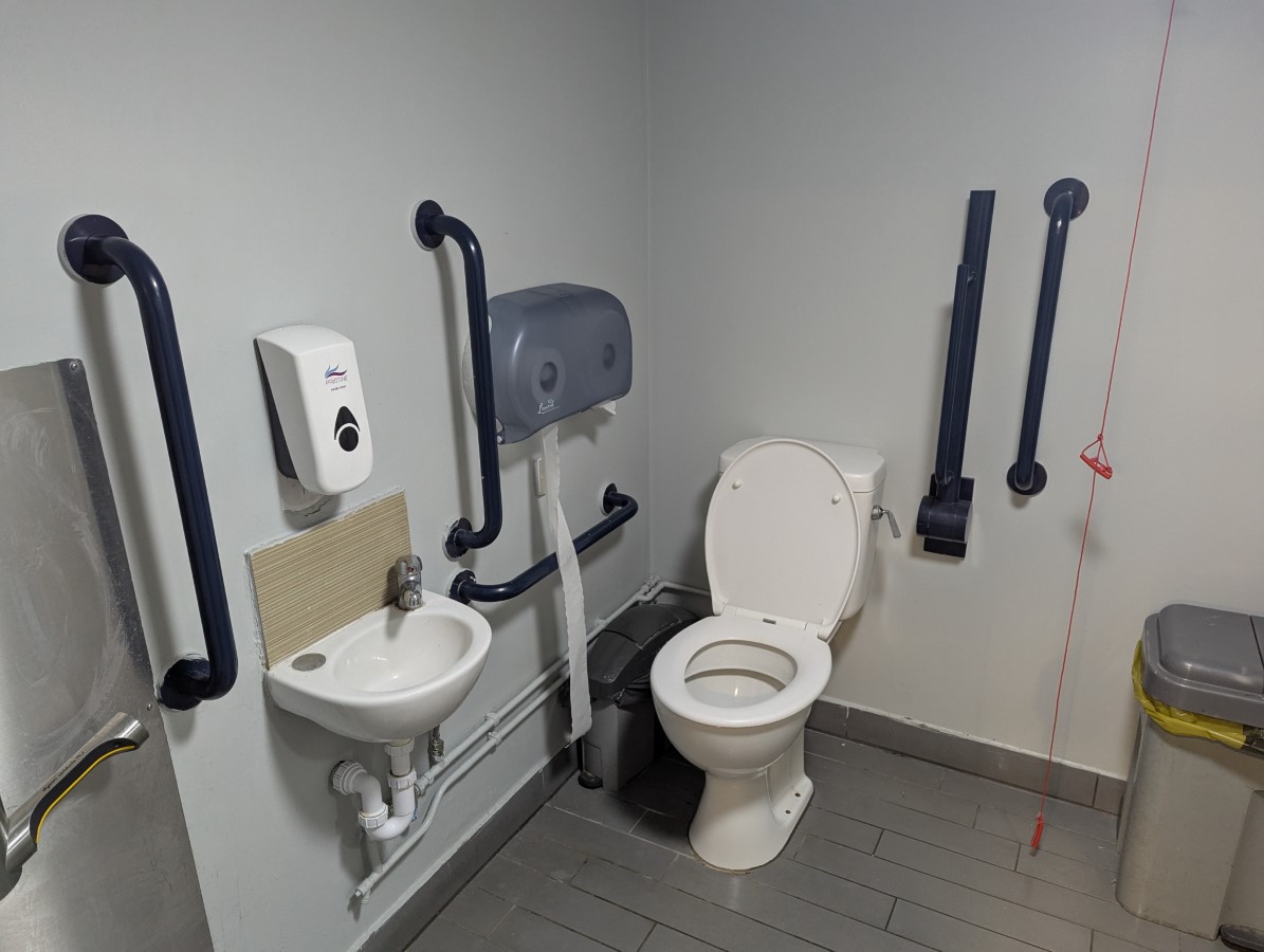 M4 - Membury Services - Westbound - Welcome Break - Accessible Toilet ...