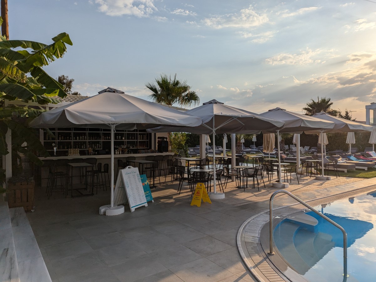 Destino Blue - Pool Bar | AccessAble