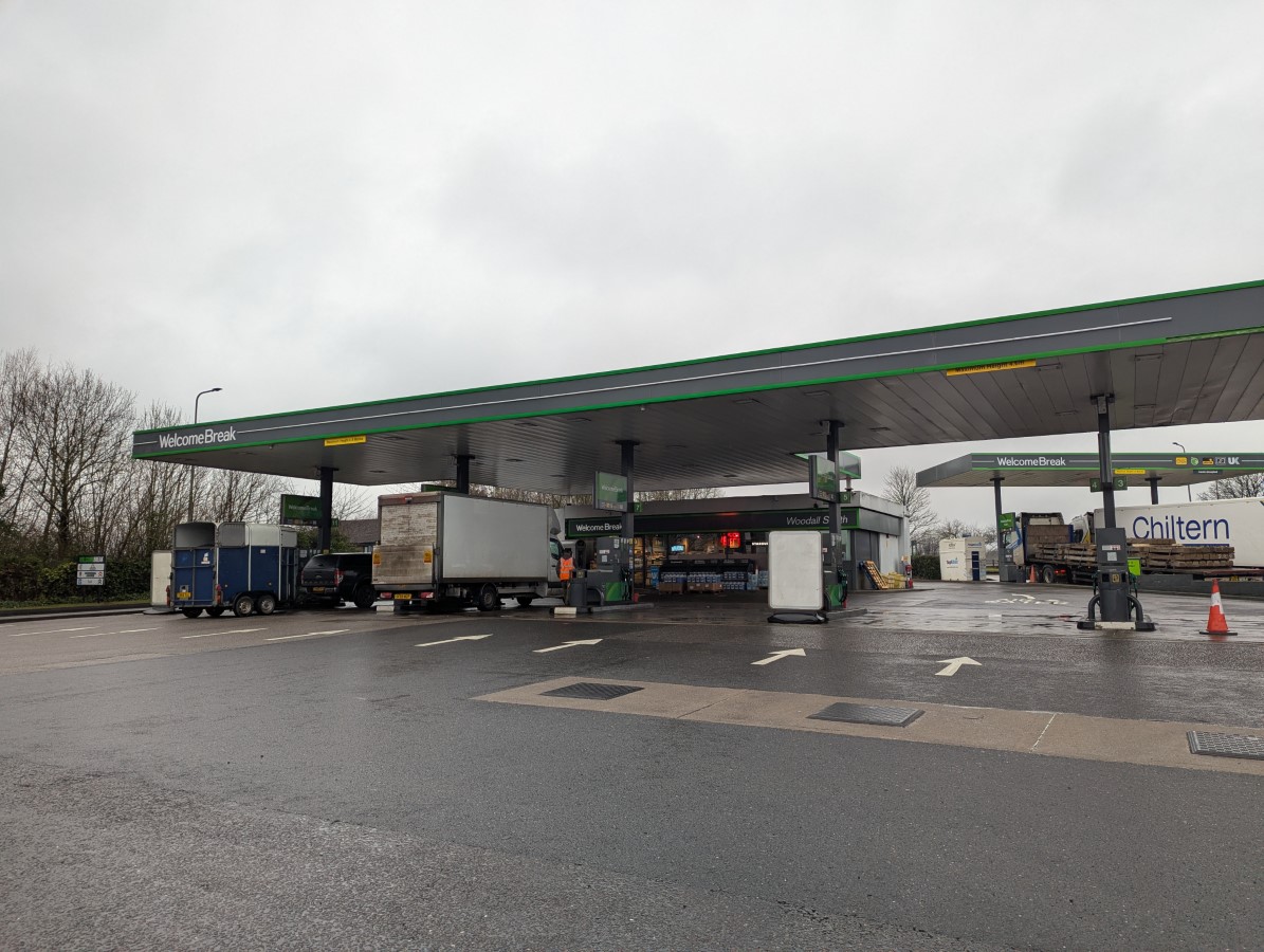 Welcome Break Petrol Station - M1 - Woodall Services - Southbound ...