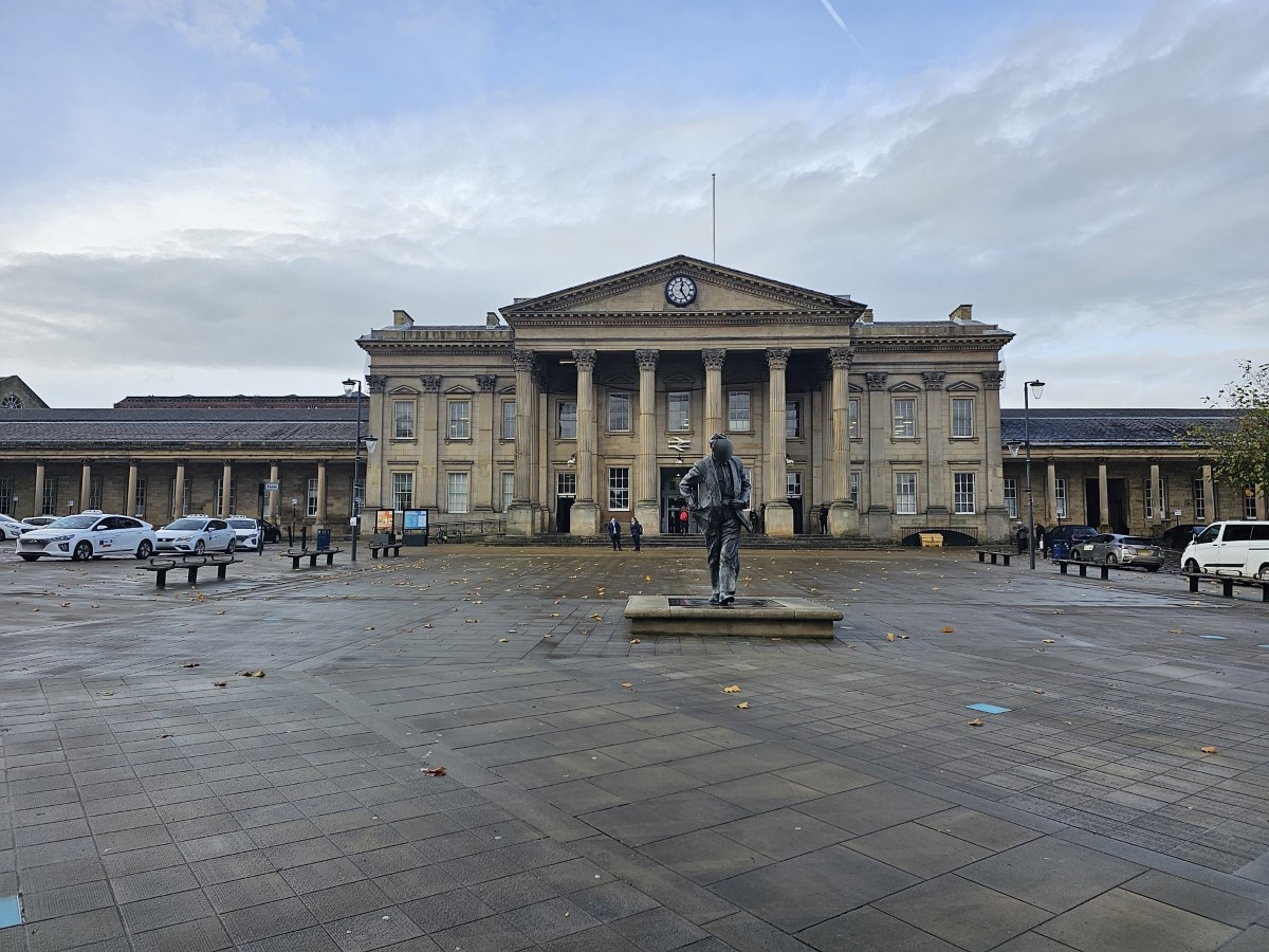 Huddersfield Railway Station to Greenhead Park | AccessAble
