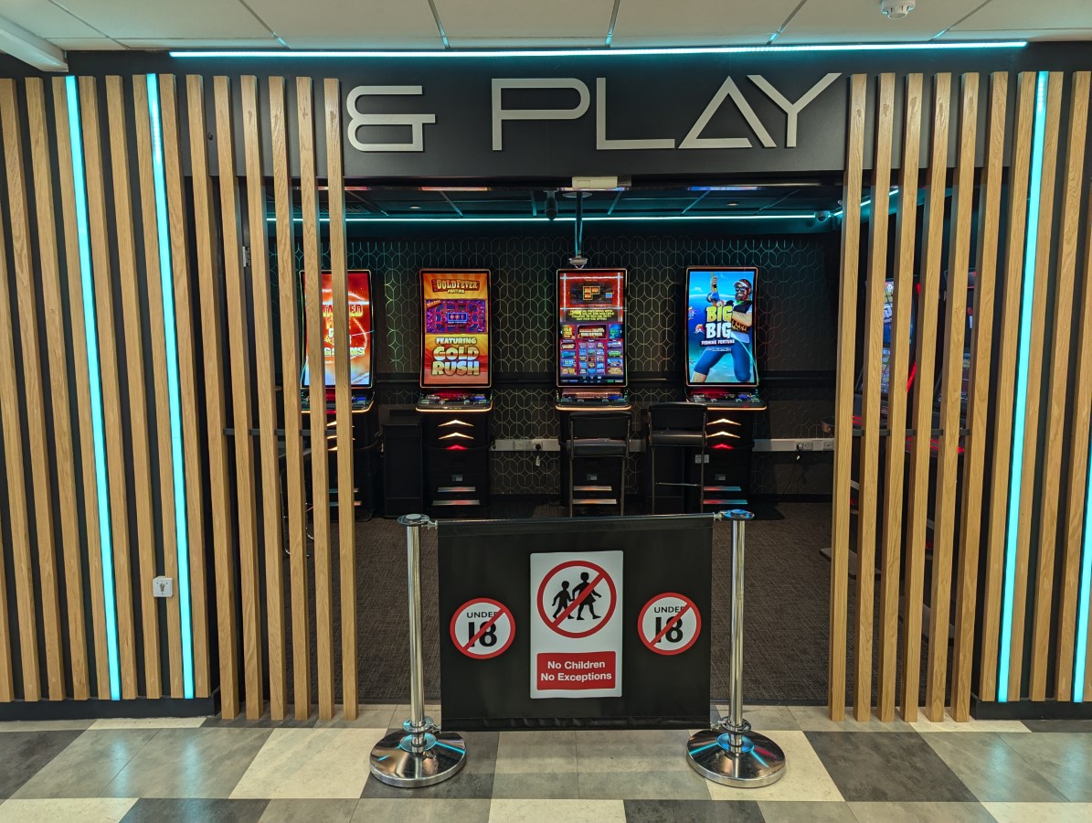 & PLAY - Upper Level - M1 - Toddington Services - Northbound - Moto ...