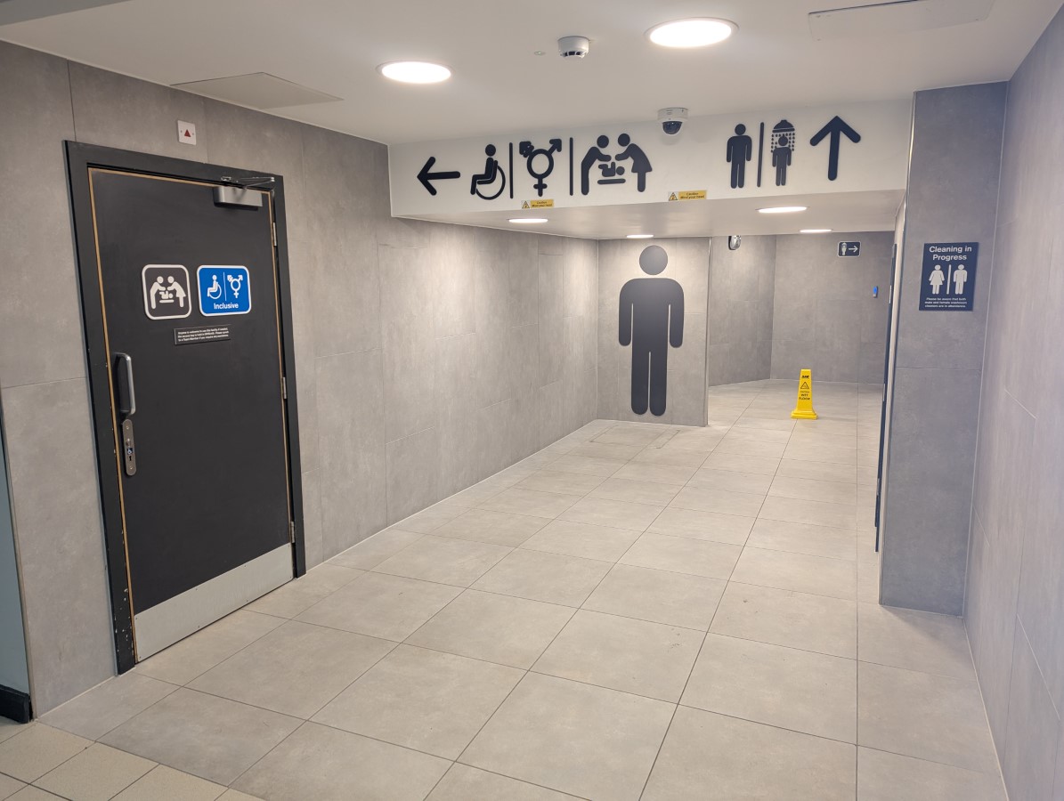 M4 - Membury Services - Eastbound - Welcome Break Toilet Facilities ...