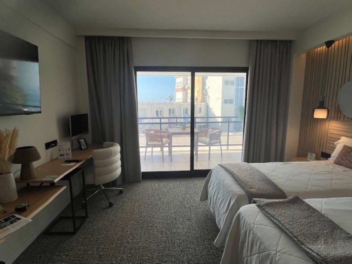 Hotel RH Corona del Mar - Rooms | AccessAble