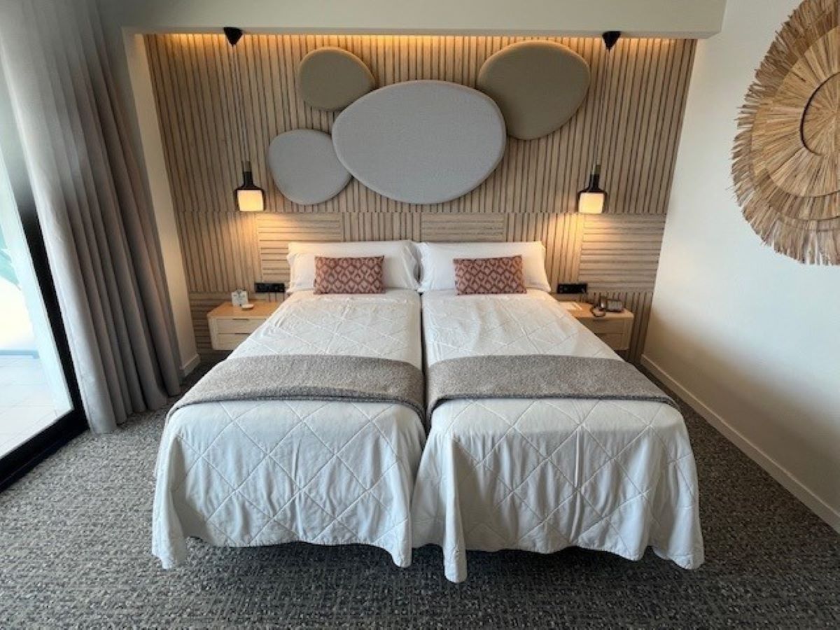 Hotel RH Corona del Mar - Rooms | AccessAble