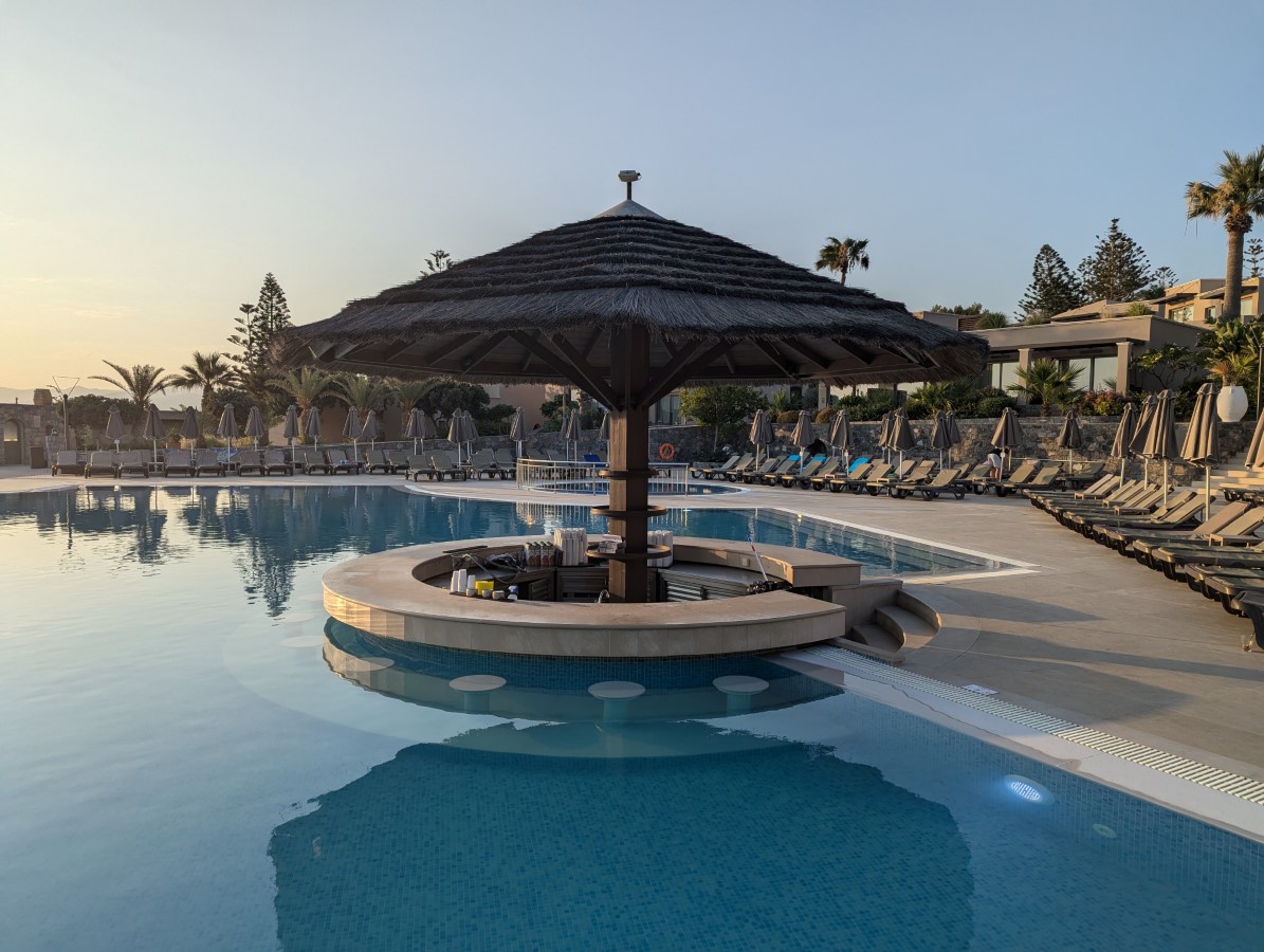 Nana Golden Beach - Dolphin Pool Bar | AccessAble