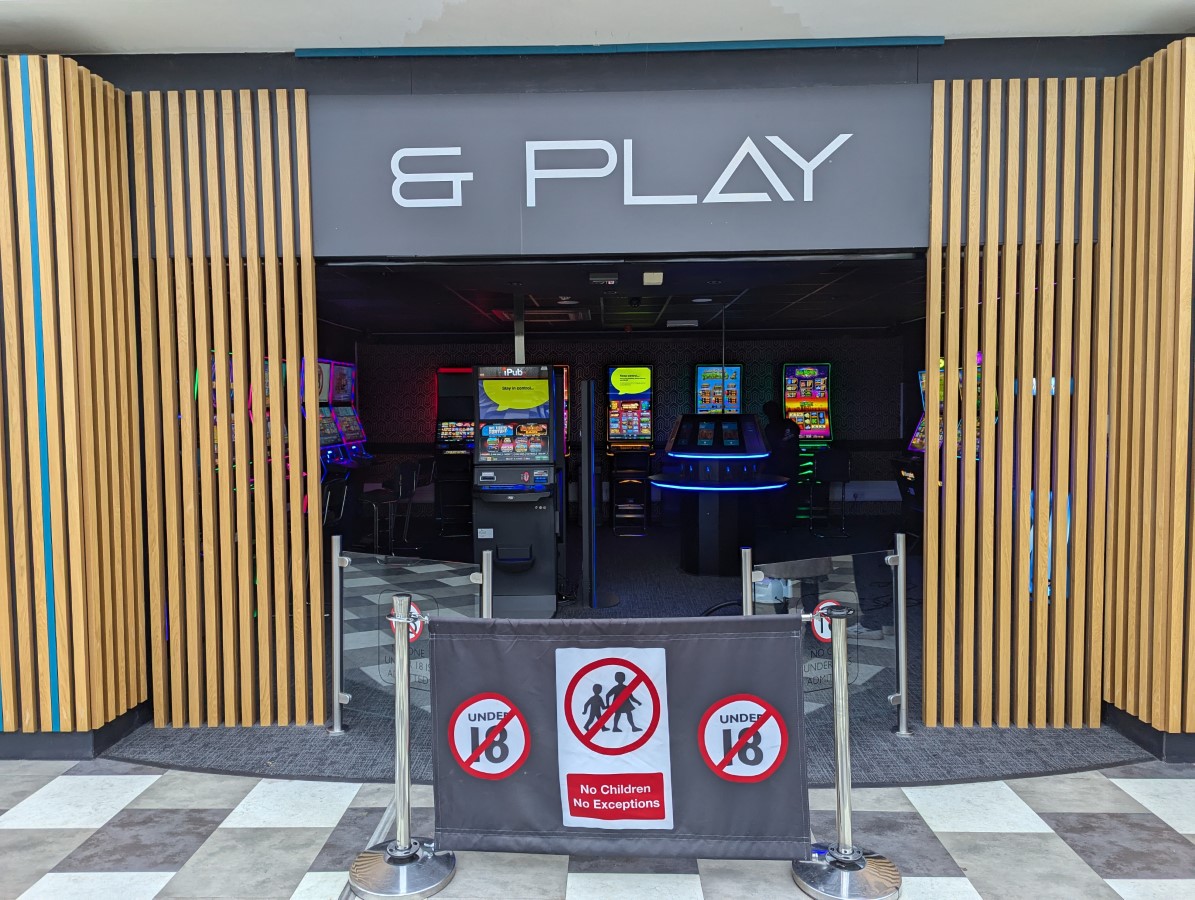 & PLAY - Right Outlet - M1 - Toddington Services - Southbound - Moto ...