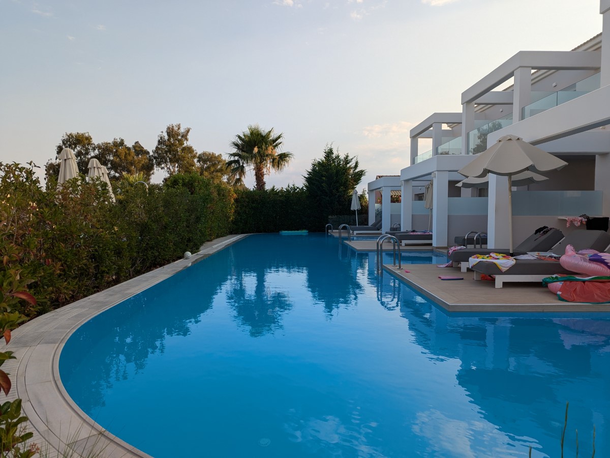 Destino Blue - Swim-Up Rooms Pool | AccessAble