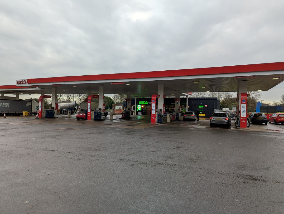 Esso Petrol Station - M6 - Stafford Services - Southbound - Roadchef ...