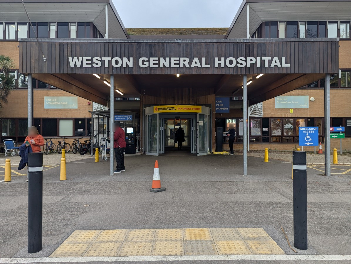 Entrances at Weston General Hospital | AccessAble