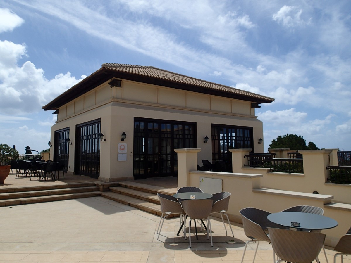 TUI BLUE Sensatori Atlantica Aphrodite Hills - Sunset Bar | AccessAble