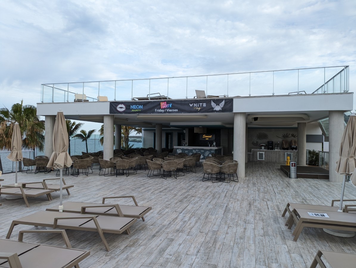 Hotel RIU Gran Canaria - Sunset Chillout Bar | AccessAble