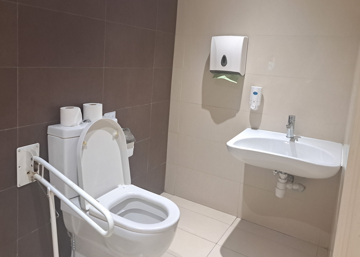 Louis Phaethon Beach Club Hotel - Toilet with Adaptations for Disabled ...