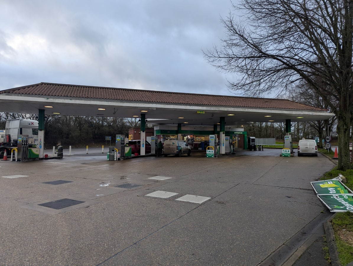 BP Petrol Station - M4 - Chieveley Services - Moto | AccessAble