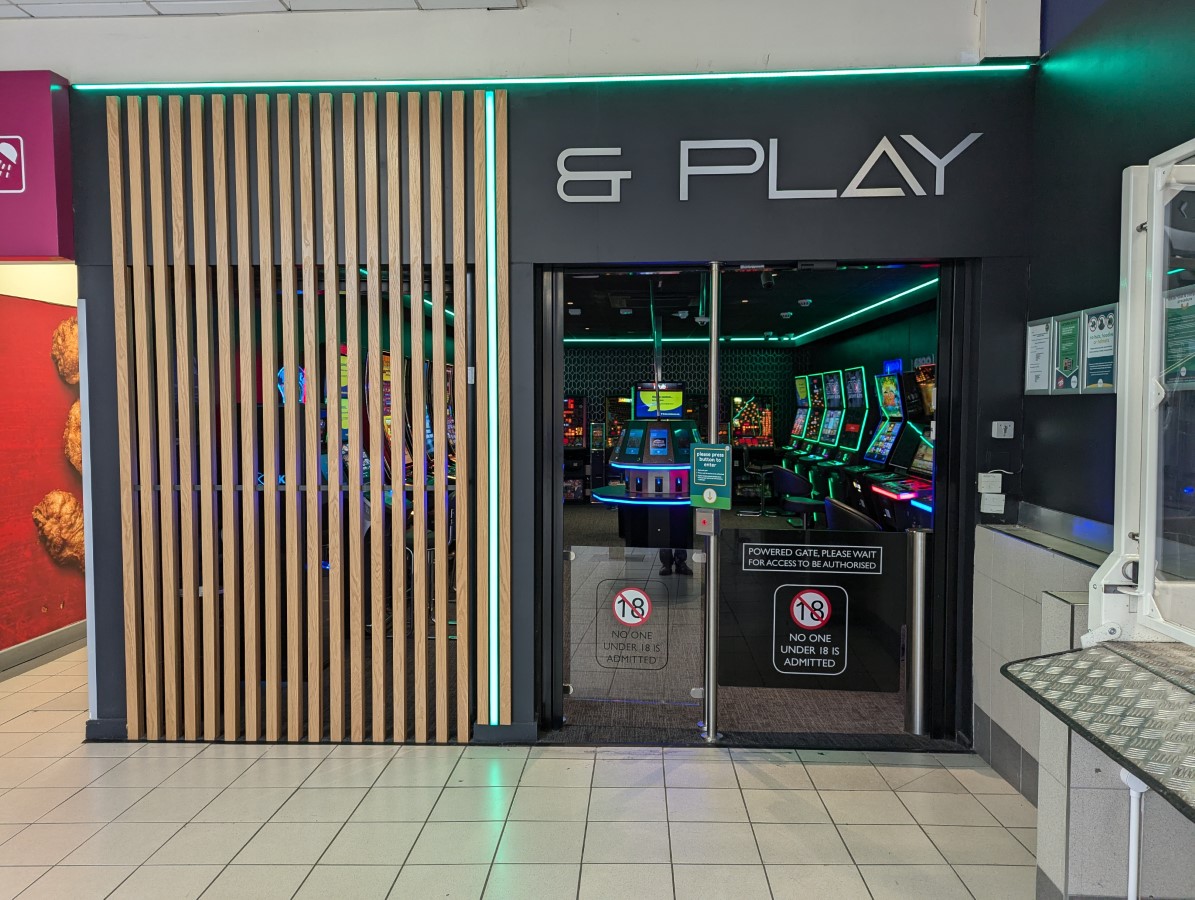 & PLAY - Lower Level - M1 - Toddington Services - Northbound - Moto ...