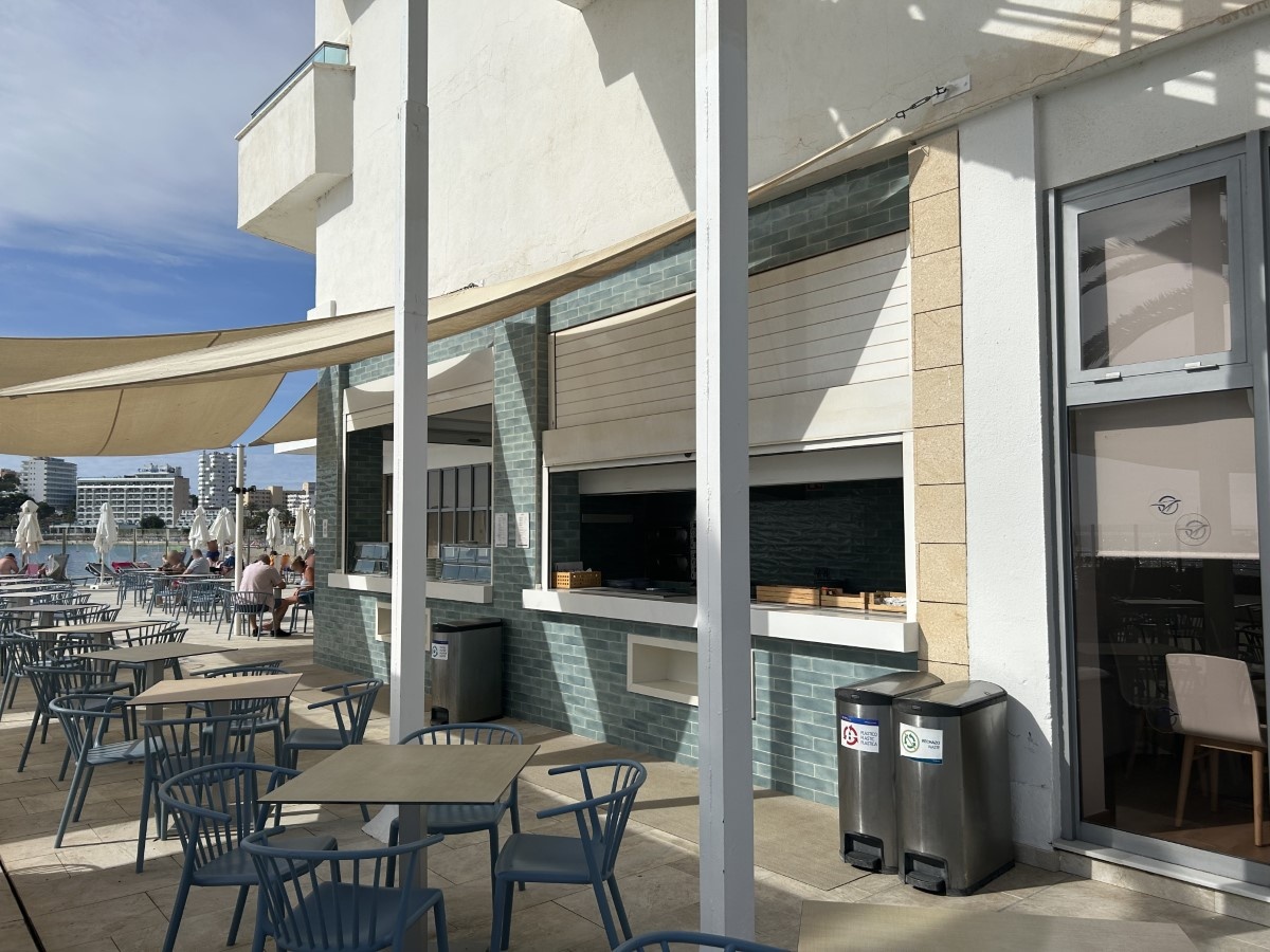 Globales Santa Lucia - The Pool Snack Bar | AccessAble