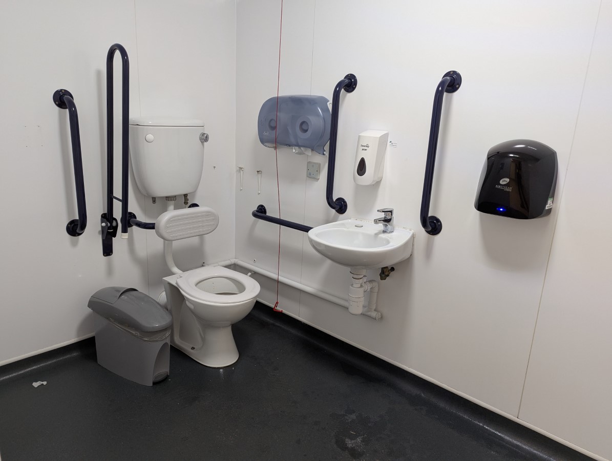 M6 - Hilton Park Services - Southbound - Moto - Accessible Toilet (Left ...