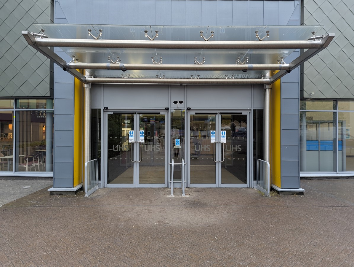 Entrances at Southampton General Hospital | AccessAble