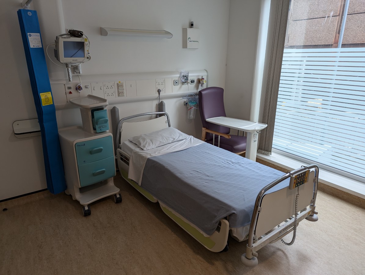 Ward A400 Acute Medicine Unit / Older Person's Assessment Unit | AccessAble