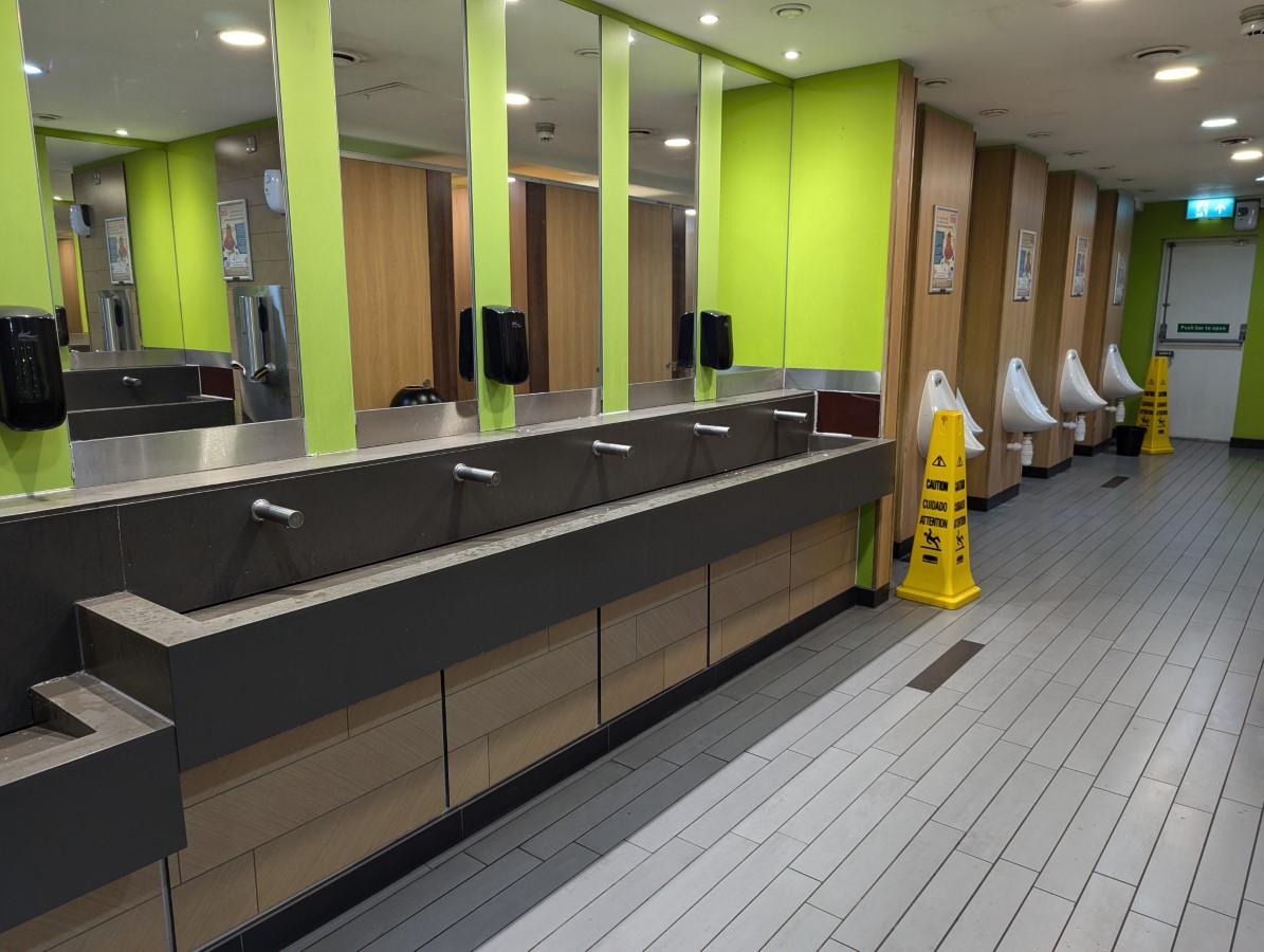 M1 - Newport Pagnell Services - Northbound - Welcome Break Toilet ...