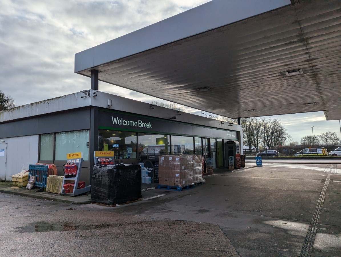 Welcome Break Petrol Station - M6 - Keele Services - Southbound ...